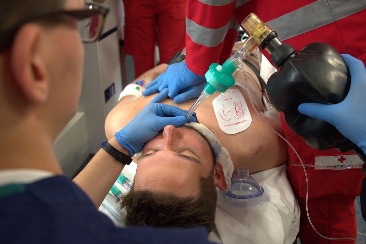 How to Recognize and Respond to a Cardiac Emergency - HealthFaze
